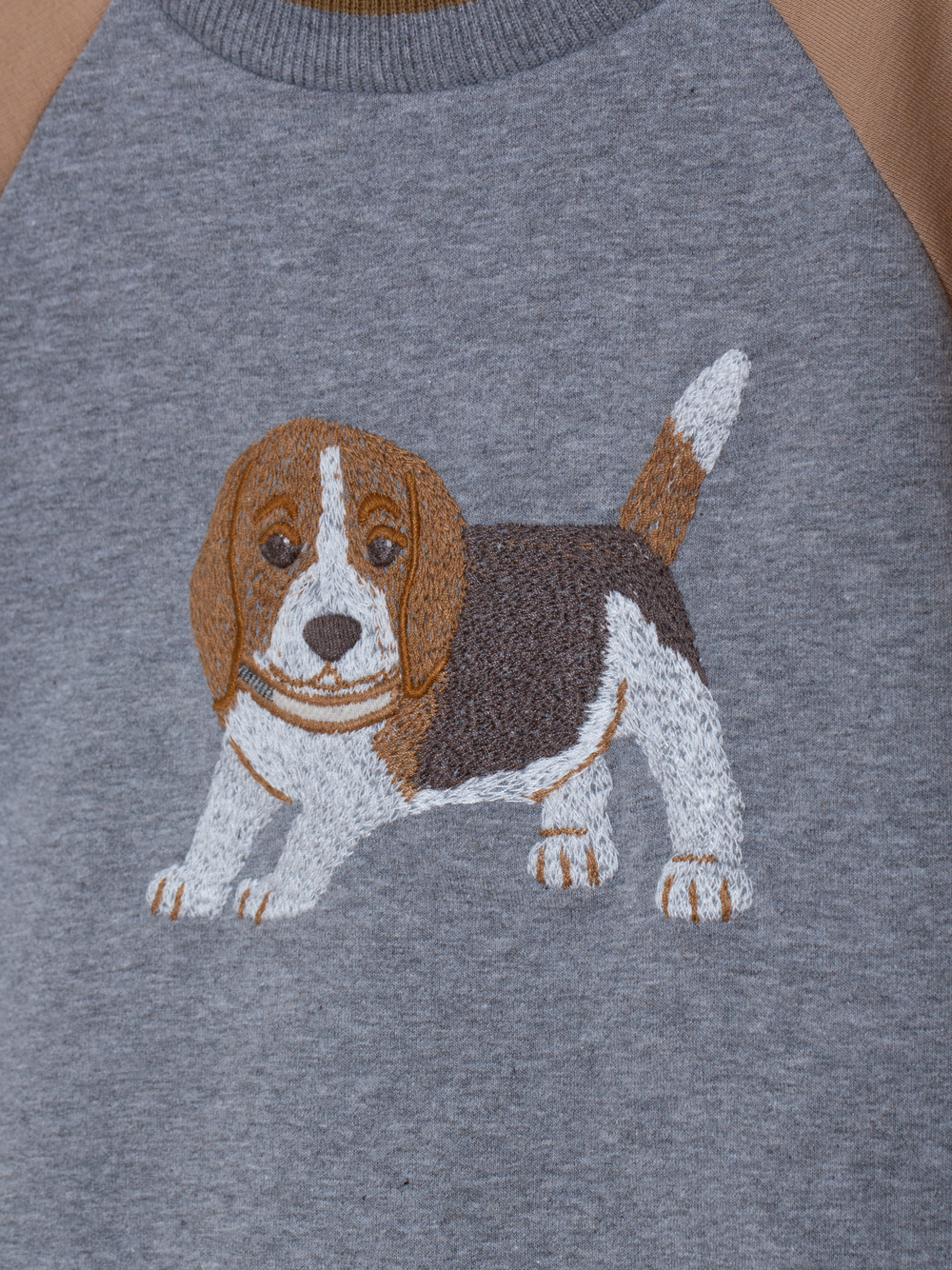 Grey sweater with beagle